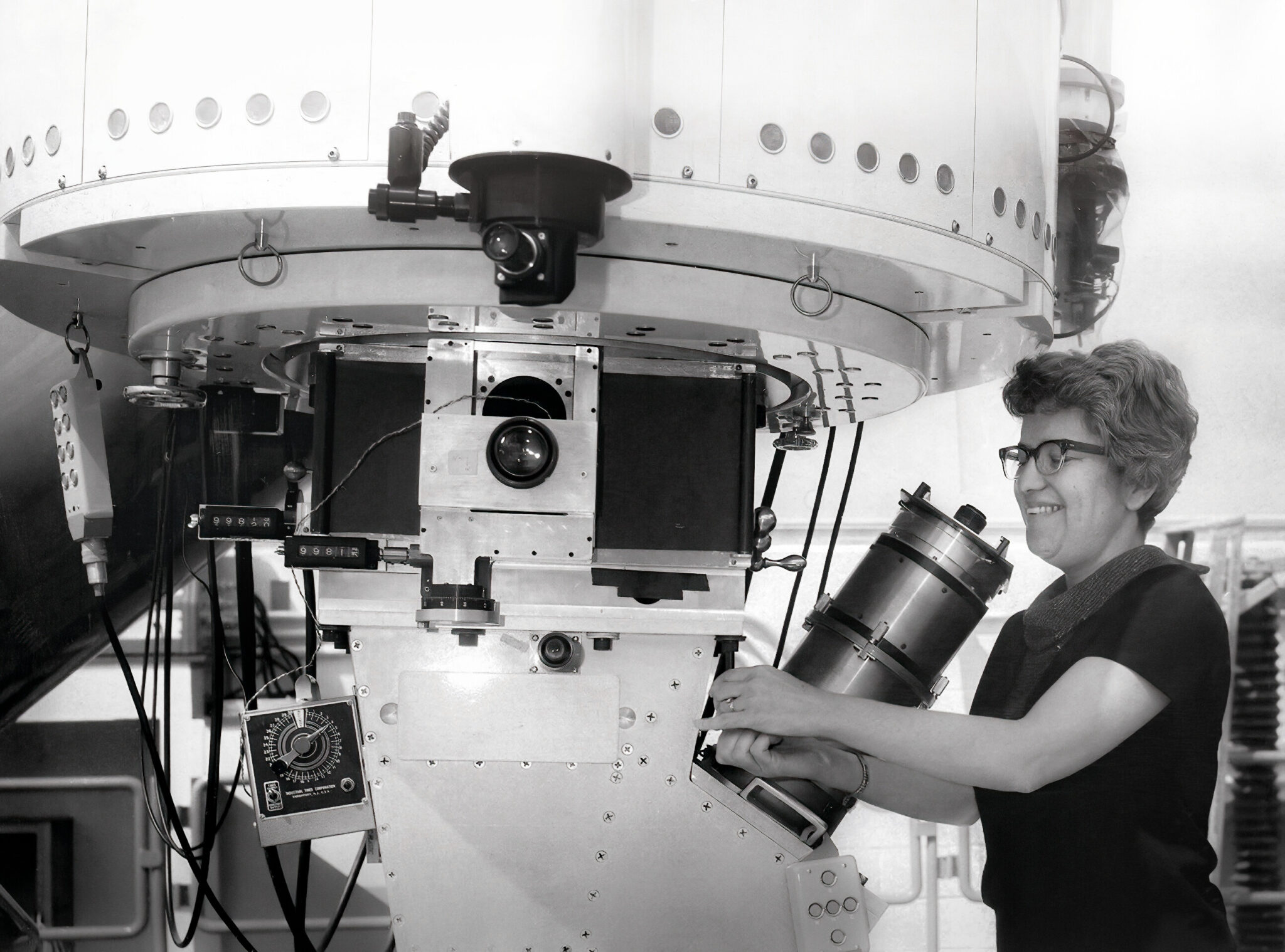Vera Rubin am Teleskop der Kitt Peak National Observatory. Bildquelle ...